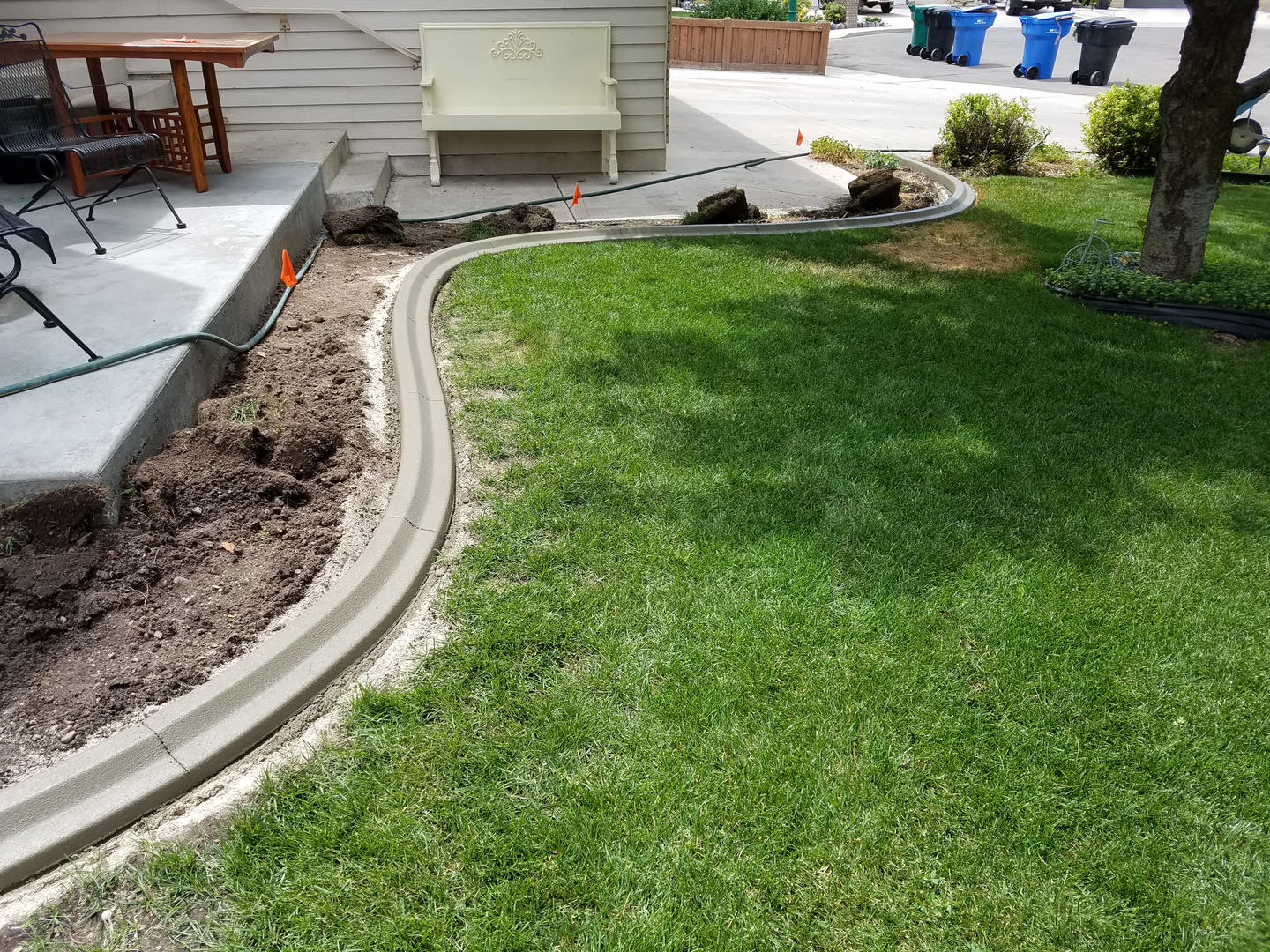 Premium Concrete Landscape Edging And Borders | Cedar Creek Curbing